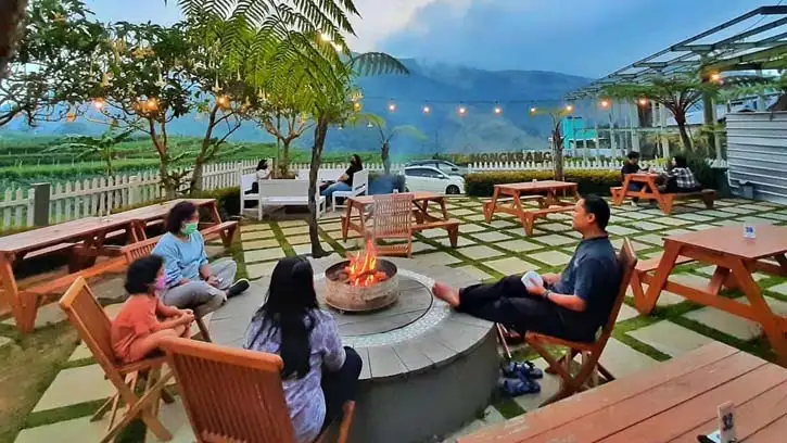 Tawarkan View Lereng Gunung Lawu, Berikut Rekomendasi Restoran di ...