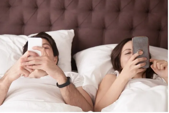 Awas! Ini Dampak Main Media Sosial sebelum Tidur Malam - Espos.id