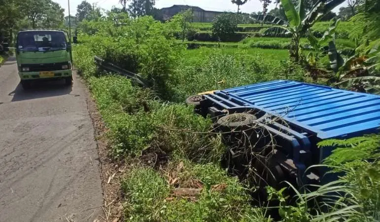 Hindari Pemotor, Truk Terguling ke Ladang di Jalur Alternatif Sawit Boyolali - Espos.id