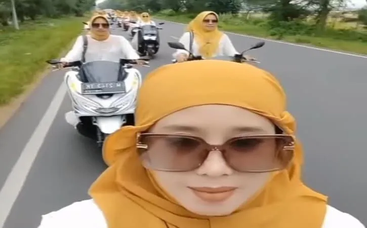 Viral! Emak-Emak Konvoi Motor Tak Pakai Helm di Sumenep Berujung Ditilang - Espos.id | Espos ...