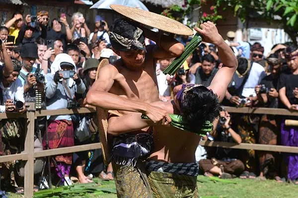 Tradisi Mekare-kare di Bali, Upacara Adat Penghormatan untuk Dewa Perang - Espos.id