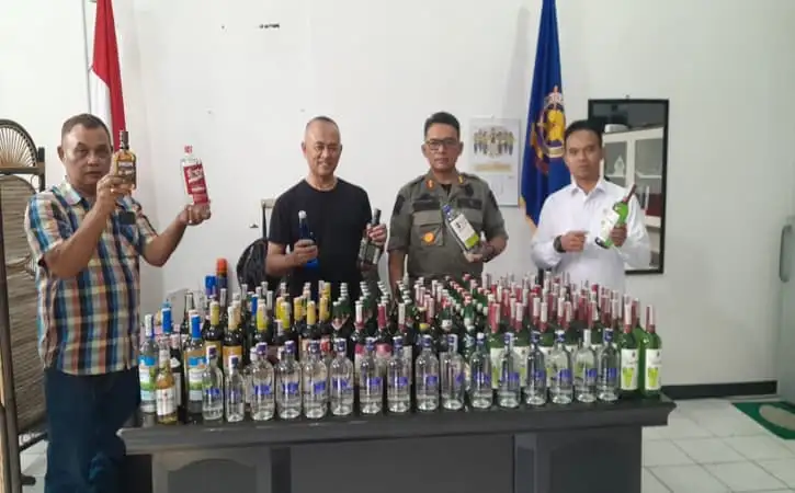 Cipta Kondisi Jelang HUT ke-77 Sukoharjo, Satpol PP Sita Ratusan Botol Miras - Espos.id