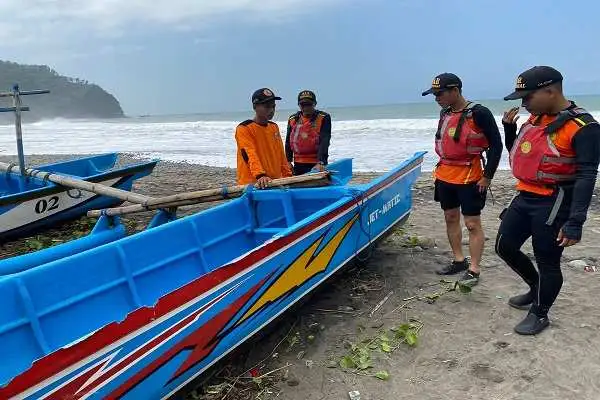Perahu Nelayan Terbalik di Pantai Pasir Kebumen, 1 Orang Hilang - Espos.id