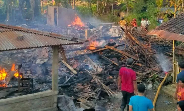 4 Bangunan Rumah Joglo Ludes Terbakar di Giriwoyo Wonogiri, Kerugian Rp300 Juta - Espos.id