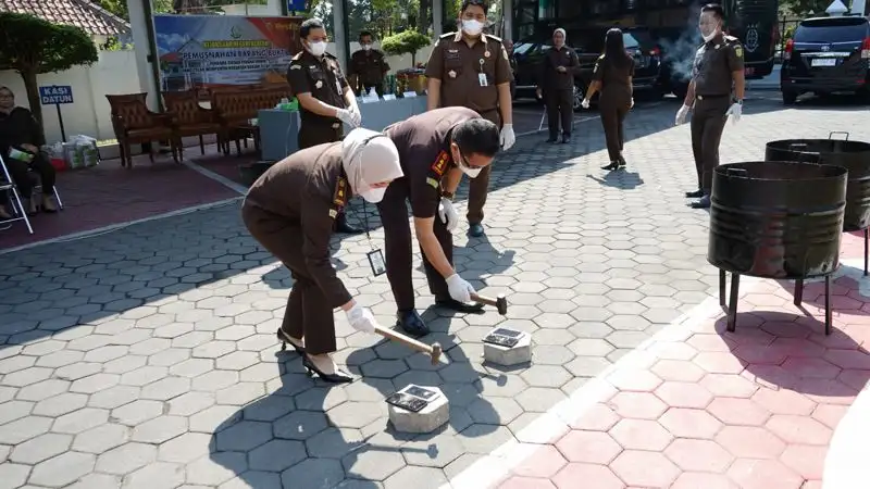 Jadi Barang Bukti Kejahatan, Narkoba hingga Jamu Dimusnahkan di Kejari Klaten - Espos.id