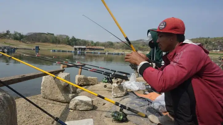 Kemarau, Pemancing Lebih Banyak Dapat Ikan di Waduk Gajah Mungkur ...