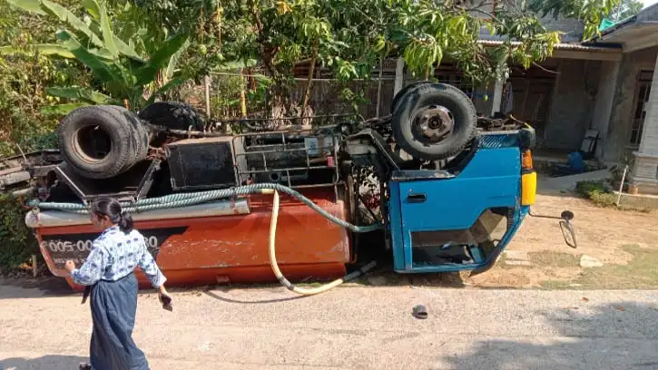 Tak Kuat Menanjak, Truk Angkut Bantuan Air Mundur Lalu Terguling di Boyolali - Espos.id