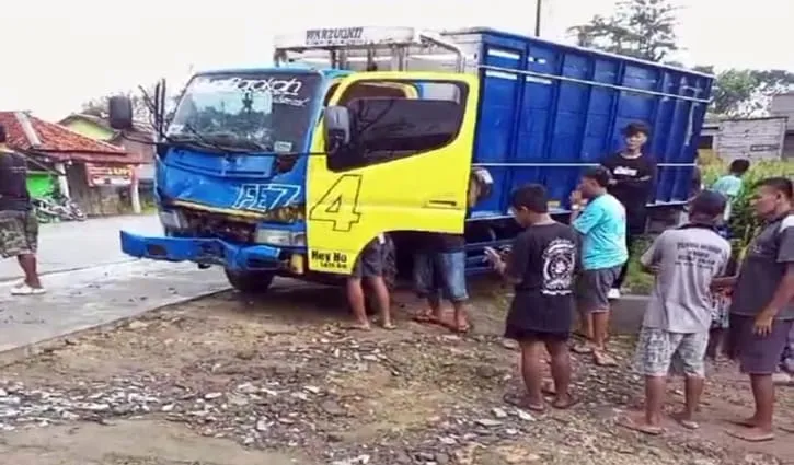 Truk Tabrak Motor di Sumberlawang Sragen, 2 Orang Meninggal - Espos.id