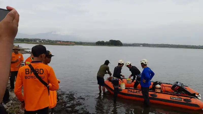 16 Penyelam Diterjunkan Cari Pemancing Tenggelam di Waduk Cengklik ...