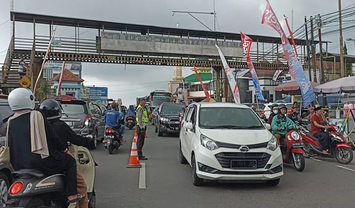 Jelang Malam Perayaan Tahun Baru, Arus Lalu Lintas di Tawangmangu Ramai Lancar - Espos.id