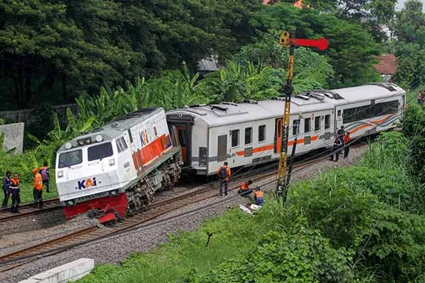 Penampakan Lokomotif KA Pandalungan Anjlok Keluar Rel di Sidoarjo - Espos.id