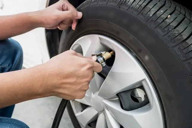 Begini Cara Pengecekan Kondisi Ban Mobil setelah Perjalanan Jauh - Espos.id