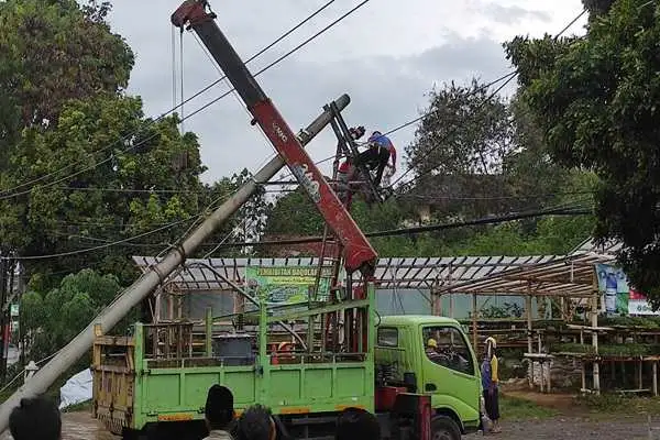 Hujan Deras, Tiang Listrik Menuju Bandungan Ambruk, Akses Jalan Sempat Ditutup - Espos.id ...