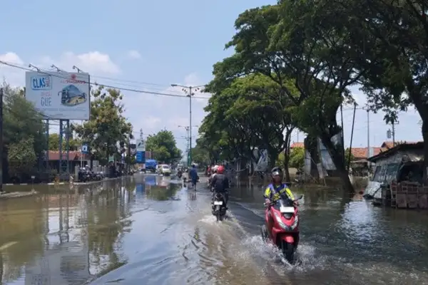 Banjir Mulai Surut, Jalur Pantura Demak-Kudus Masih Lumpuh - Espos.id