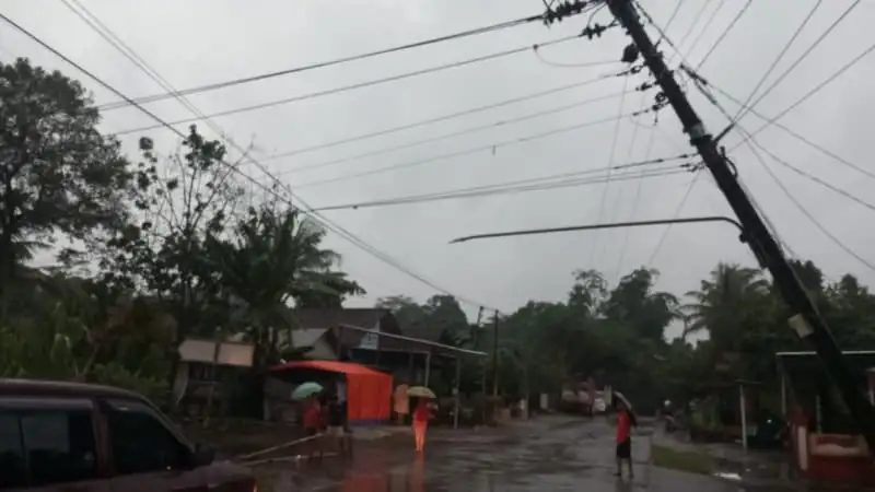 Hujan Angin Sapu 4 Kecamatan di Klaten, Rumah Rusak hingga Tiang Listrik Roboh - Espos.id