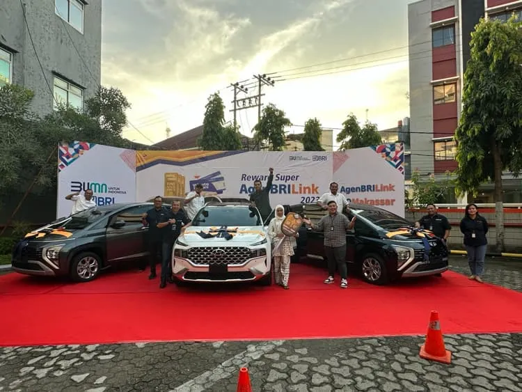 Selamat! 3 Agen BRILink Berprestasi Ini Dapat Hadiah Mobil dari BRI ...