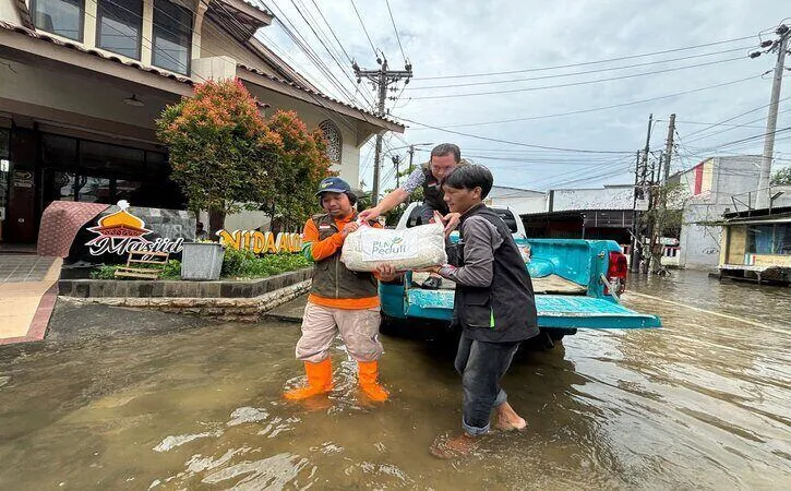 PLN Dirikan Dapur Umum dan Kirim Obat untuk Korban Banjir Semarang dan Kendal - Espos.id | Espos ...