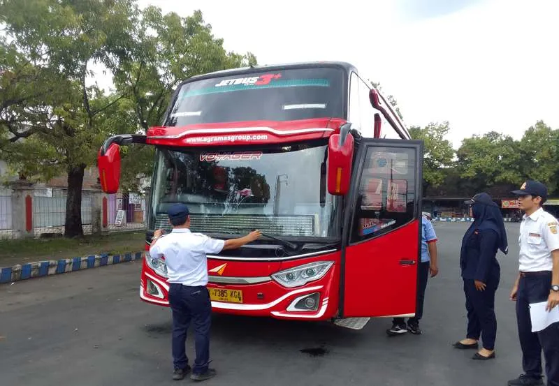 Jamin Keselamatan Penumpang, Tim Gabungan Ramp Check Bus di Terminal Sukoharjo - Espos.id