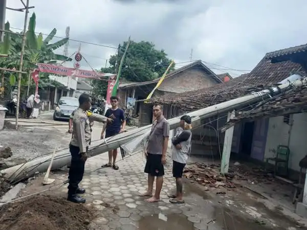Diduga akibat Penggalian Tanah, Tiang Listrik di Wedi Klaten Ambruk Timpa Rumah - Espos.id