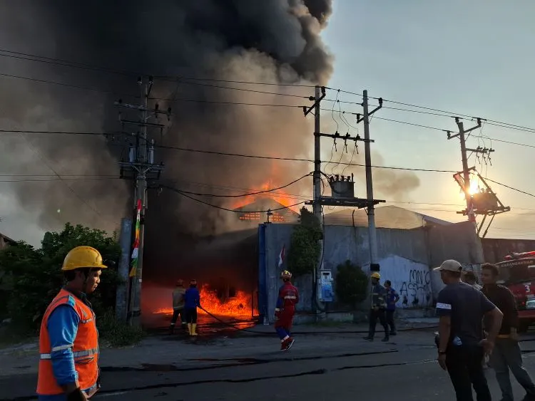 Damkar se-Soloraya Bantu Padamkan Api di Pabrik Daur Ulang Plastik Tasikmadu - Espos.id