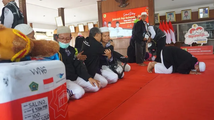 Tangis Haru Keluarga Sambut Kepulangan Ratusan Jemaah Haji Wonogiri - Espos.id