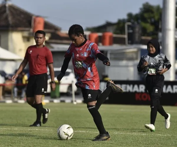 Ika Wonda, Talenta Papua Cetak 22 Gol di MilkLife Soccer Challenge 2024 ...