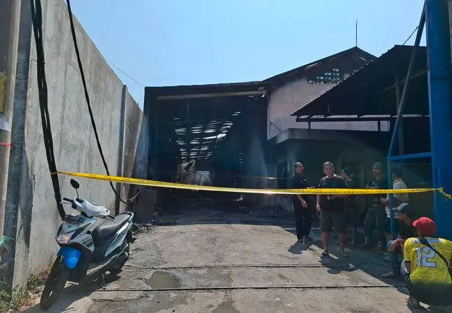 Kebakaran Pabrik Daur Ulang Plastik di Tasikmadu Berhasil Dipadamkan - Espos.id