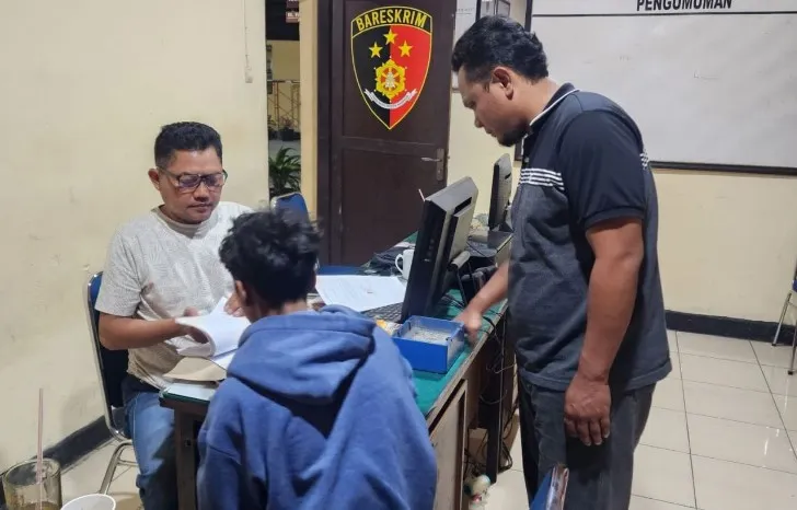 Diduga Curi Ponsel, Remaja Ditangkap Polisi di Sentra Kuliner Gondang ... Diduga Curi Ponsel, Remaja Ditangkap Polisi di Sentra Kuliner Gondang ...