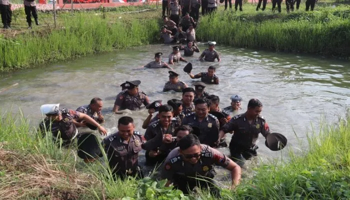 Naik Pangkat, 39 Personel Polres Sukoharjo Nyebur ke Kolam - Espos.id ... Naik Pangkat, 39 Personel Polres Sukoharjo Nyebur ke Kolam - Espos.id ...