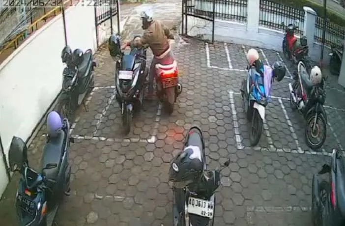 Viral! Pemotor Nekat Curi Helm di Toko Buku Boyolali, Diduga Bukan Aksi Pertama - Espos.id