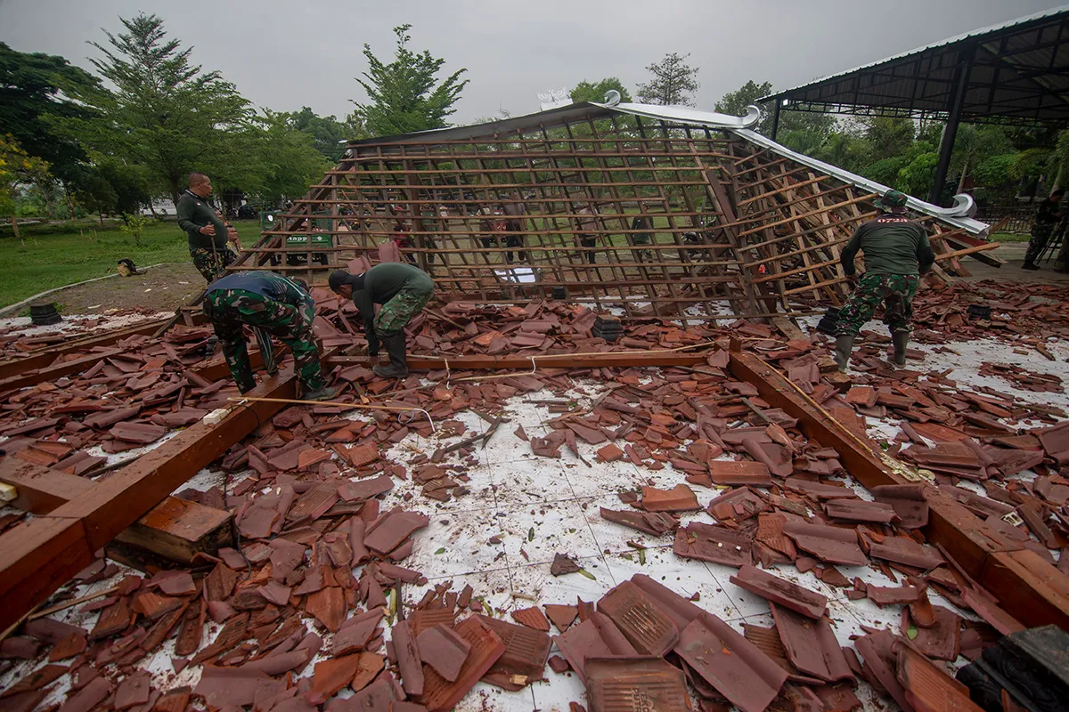 Bangunan Joglo di Gemblegan Klaten Ambruk Diterjang Hujan dan Angin Kencang - Espos.id | Espos ...