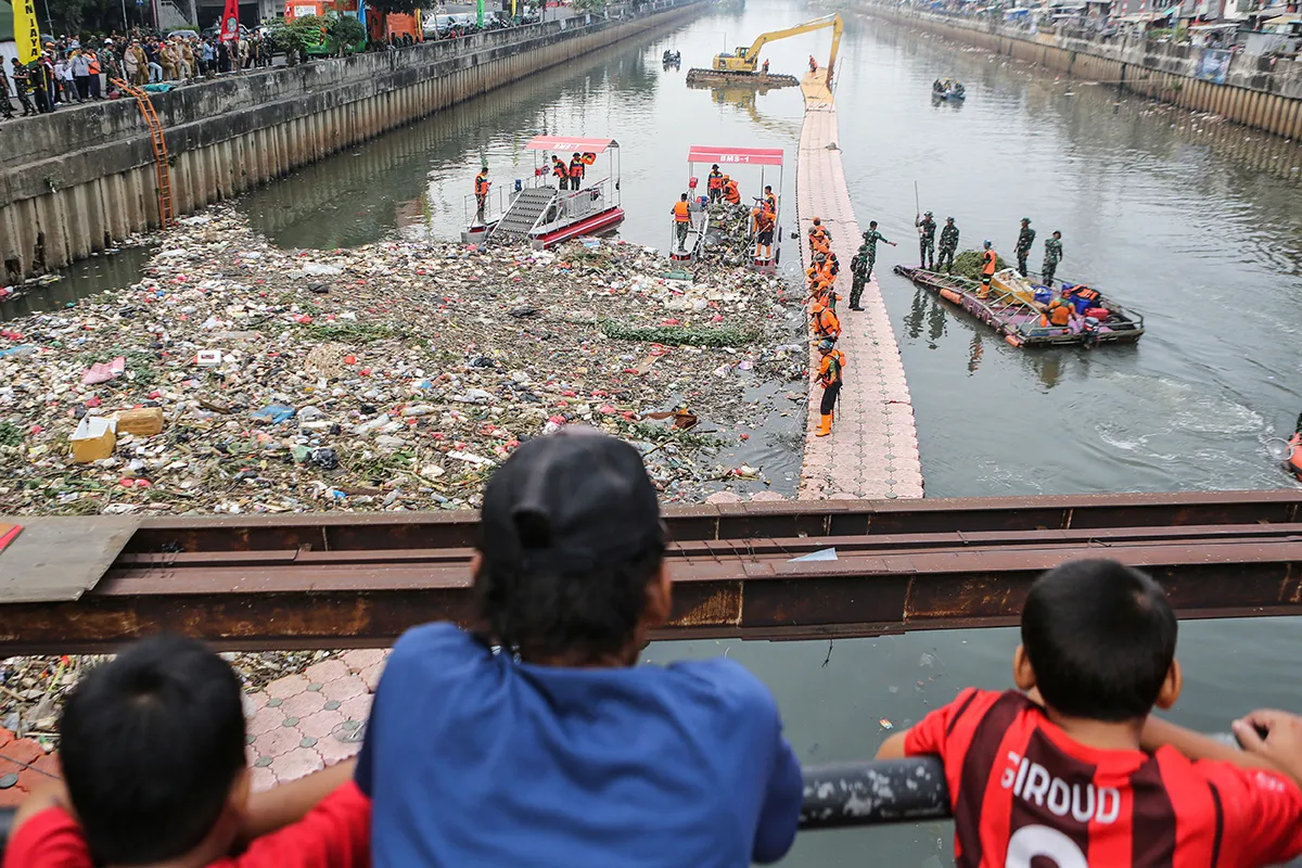 Aksi Prajurit TNI Bersih-bersih Sungai Ciliwung, 6.000 Ton Sampah Diangkut - Espos.id | Espos ...