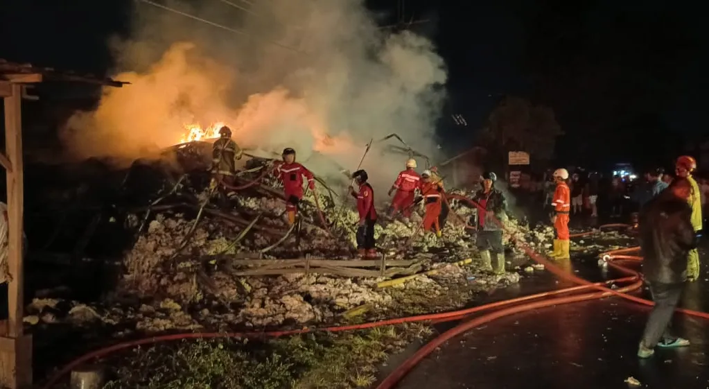 Gudang Kapas di Pedan Klaten Terbakar, 2 Rumah Warga Ikut Terdampak - Espos.id