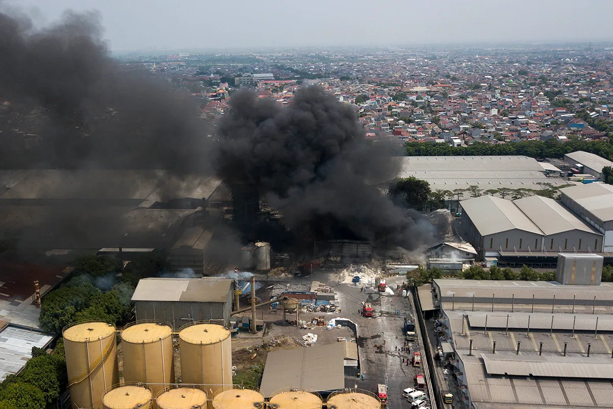 9 Orang Meninggal Dunia Akibat Kebakaran Pabrik Pakan Ternak di Bekasi - Espos.id
