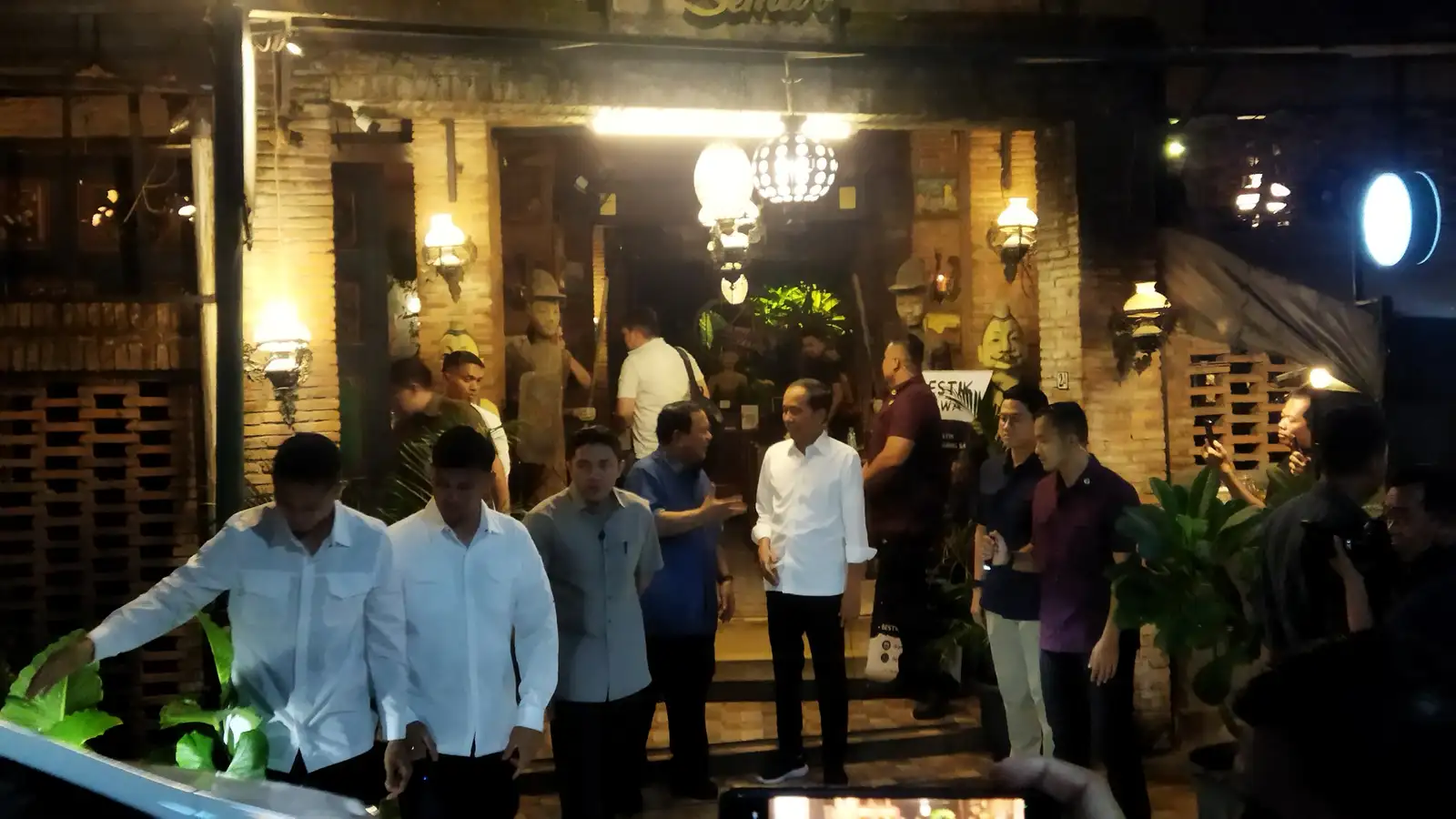 Presiden Prabowo dan Jokowi Makan Nasi Goreng Jawa di Angkringan Omah Semar Solo - Espos.id