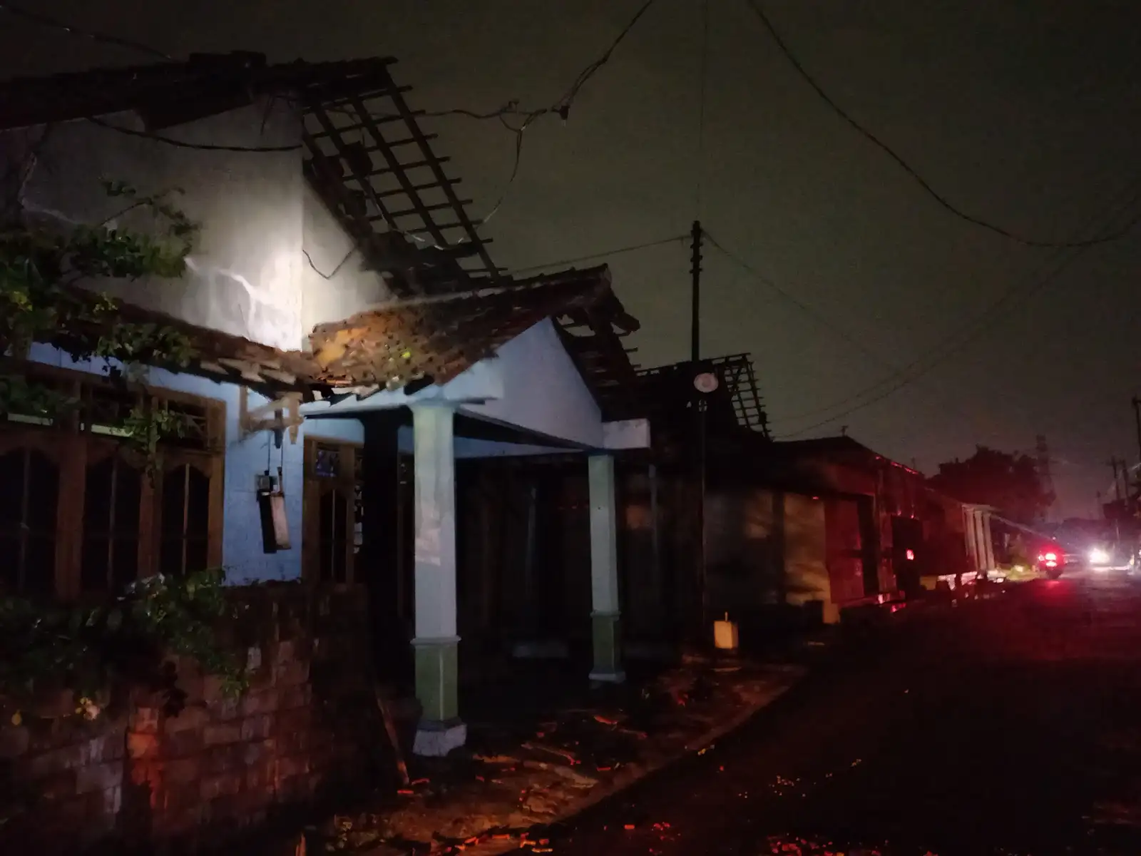 Angin Ribut dan Hujan Terjang Tambongwetan Klaten, Ratusan Rumah Rusak - Espos.id