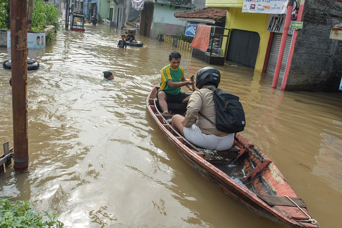 Sungai Citarum Meluap, Permukiman & Jalan di Kabupaten Bandung Terendam Banjir - Espos.id ...