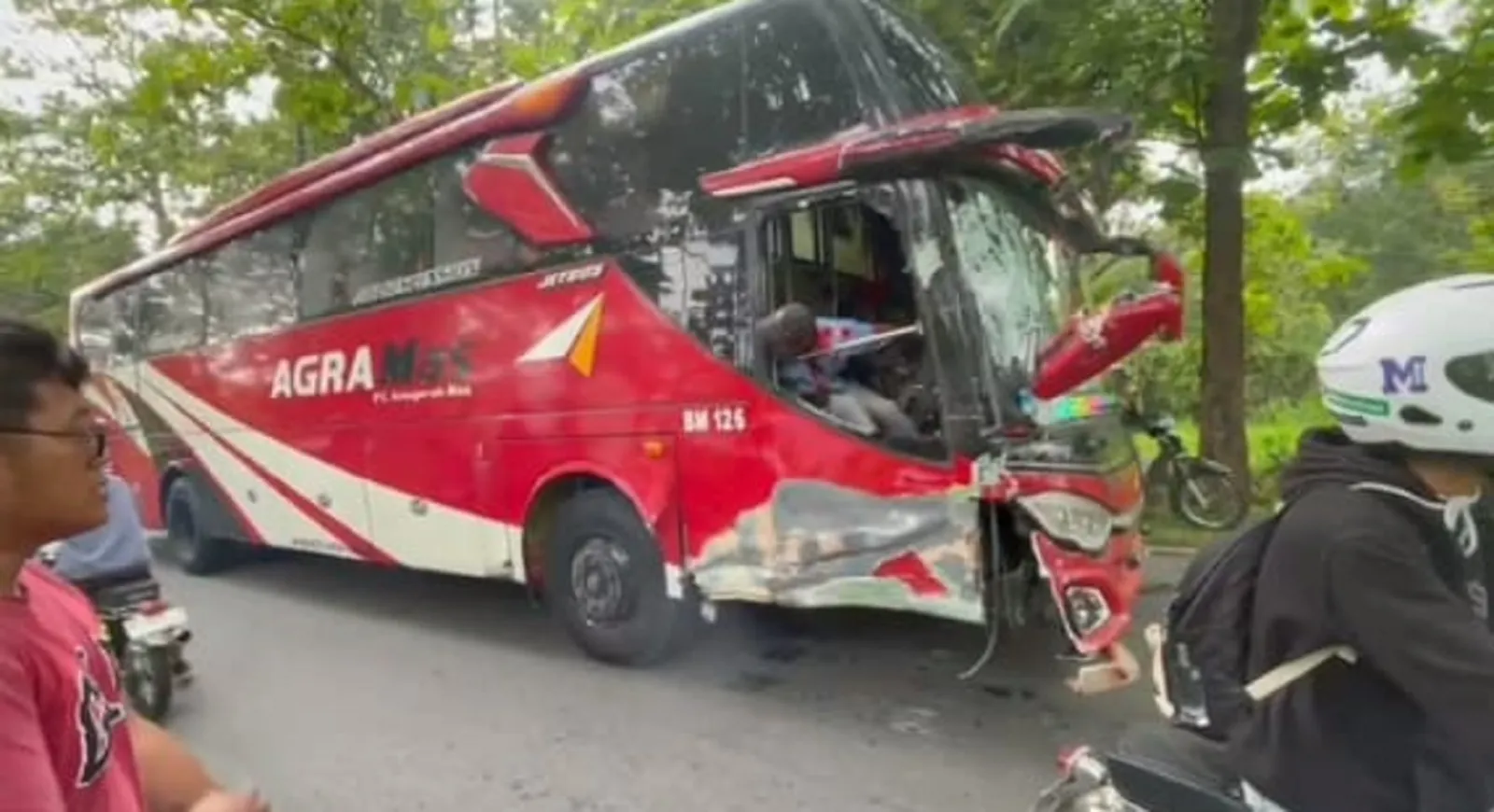 Kecelakaan Adu Banteng Truk vs Bus di Manyaran Wonogiri, 1 Orang Terluka - Espos.id
