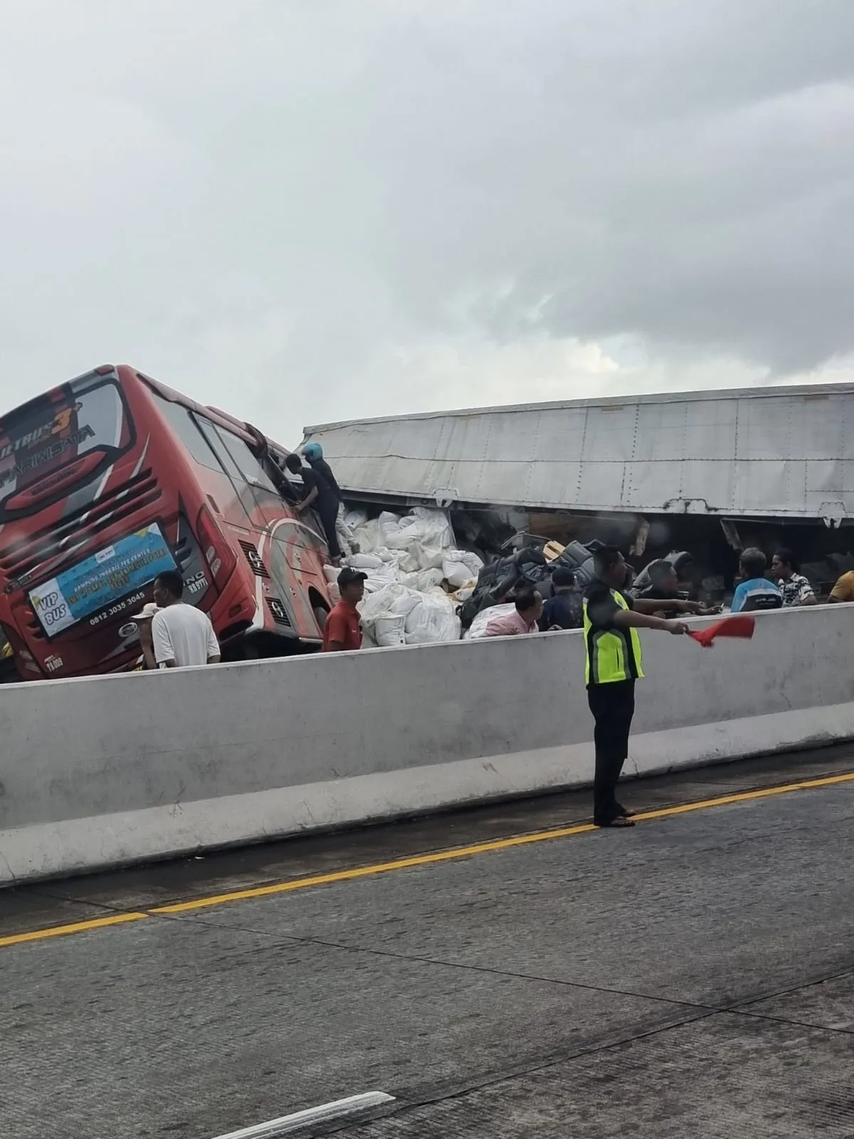 Kecelakaan Bus dan Truk di Tol Pandaan-Malang, 4 Orang Meninggal Dunia - Espos.id