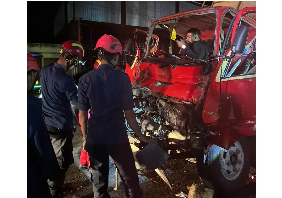 Truk Pasir Seruduk Tronton di Jl Jogja-Solo Klaten, Sopir Terjepit Kabin - Espos.id