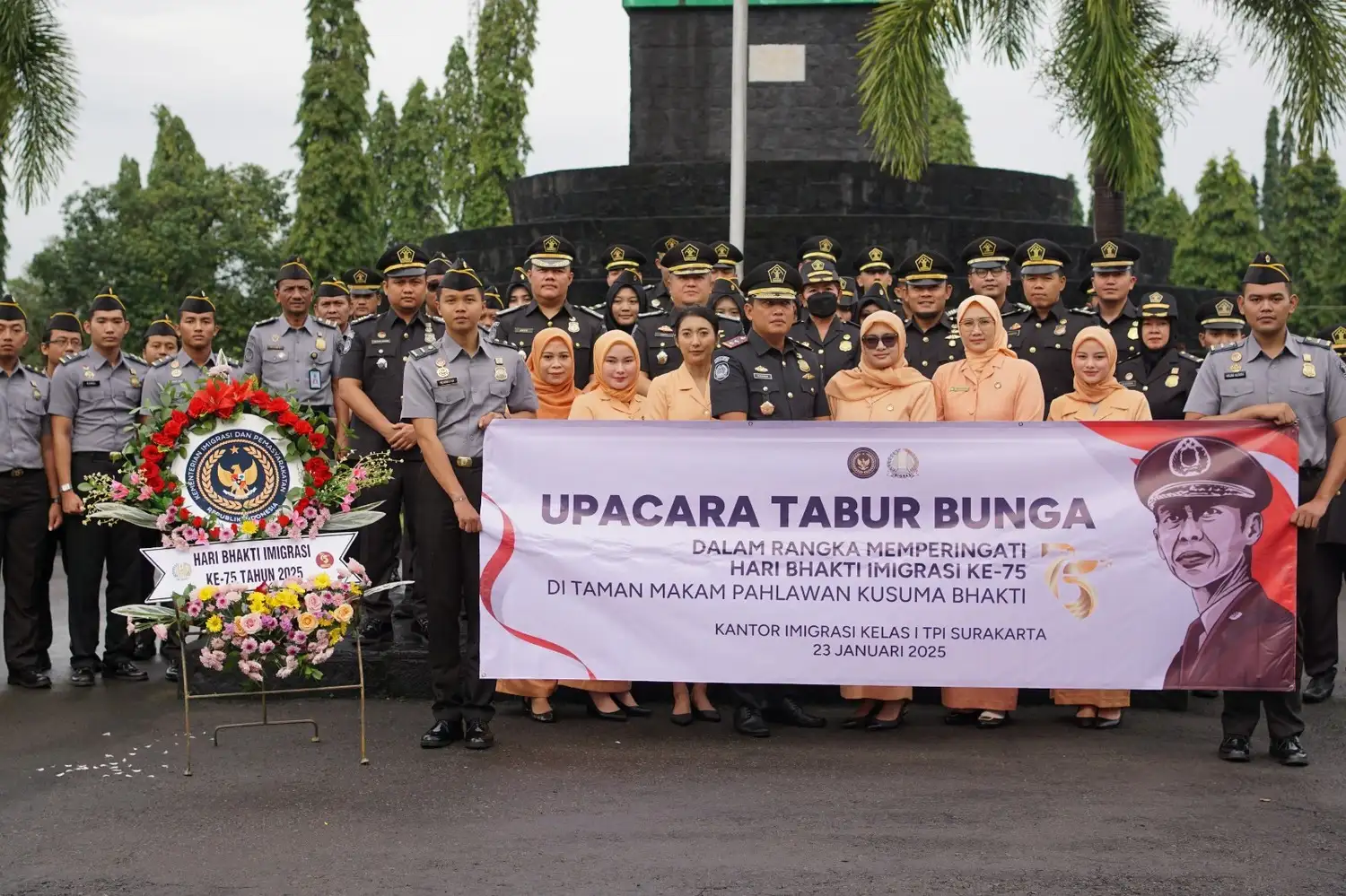 Hari Bhakti Imigrasi ke-75, Kantor Imigrasi Solo Ziarah di Taman Makam Pahlawan - Espos.id ...