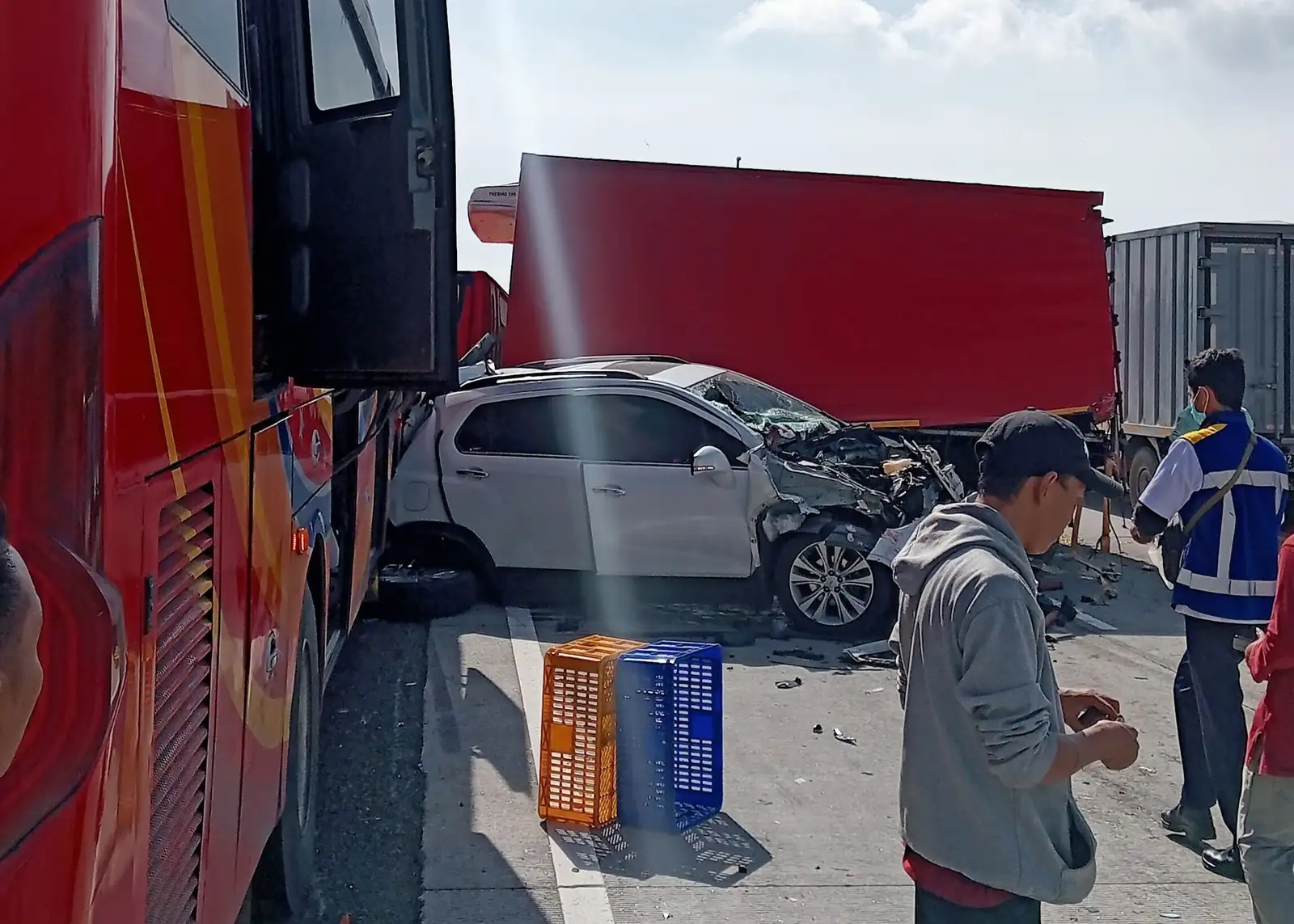 Libatkan Bus, Mobil, & Truk, Ini Kronologi Kecelakaan Beruntun di Tol Boyolali - Espos.id