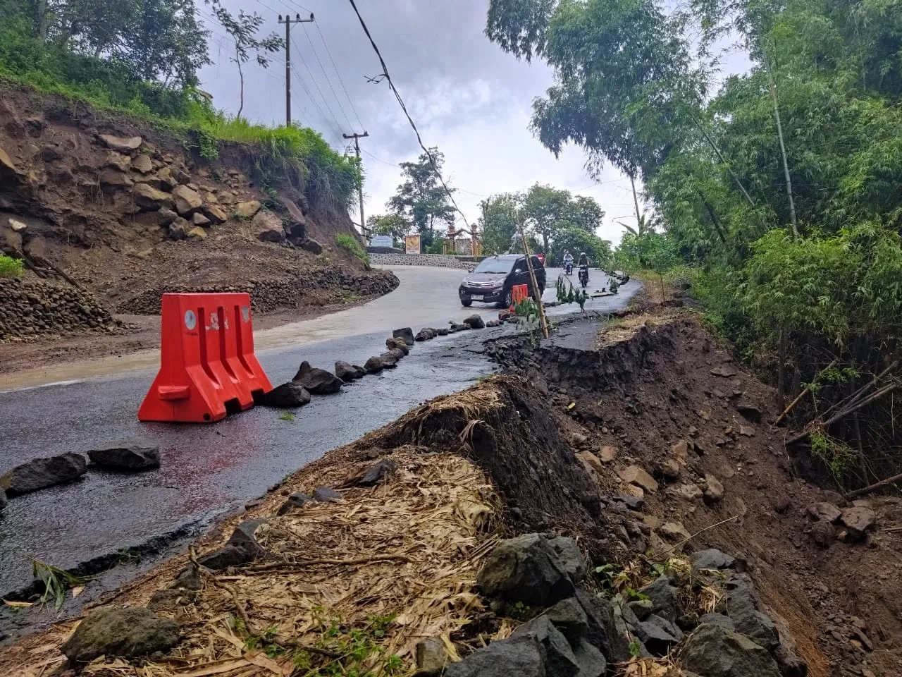 Jalan Penghubung Ngawi-Magetan Longsor akibat Hujan Deras - Espos.id