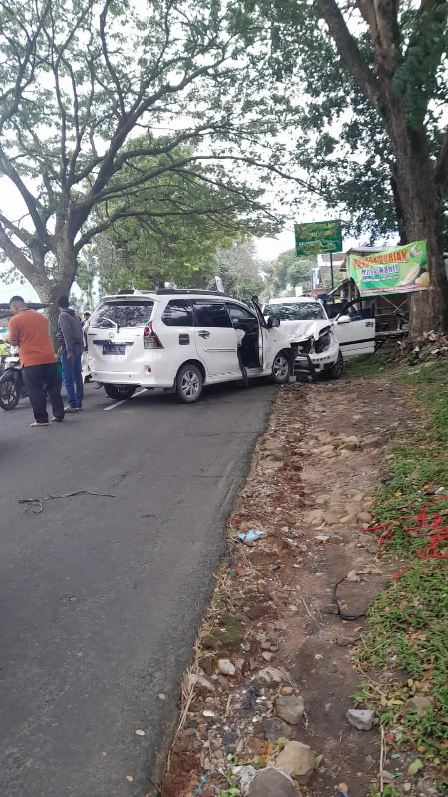 Dua Mobil Adu Banteng di Karangpandan Karanganyar, Empat Orang Luka-luka - Espos.id