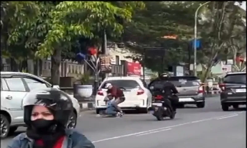 Viral! Duel Pengemudi Agya dan Jazz di Jalan Soekarno-Hatta Salatiga - Espos.id