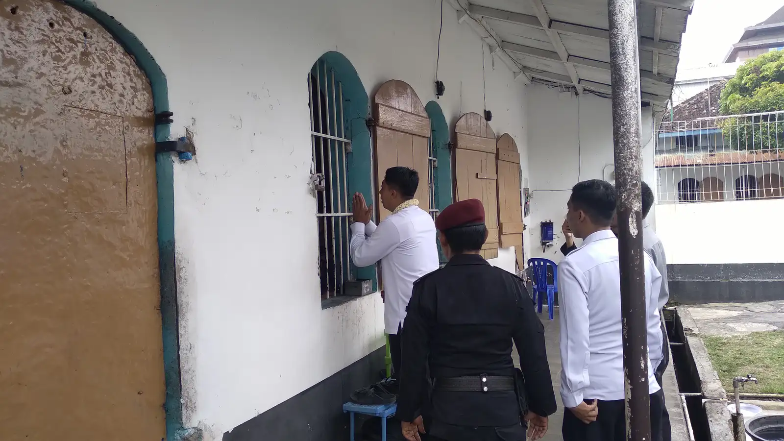 Kepala Rutan Solo Diganti, Solichin Menangis Haru saat Pamit ke Warga ...
