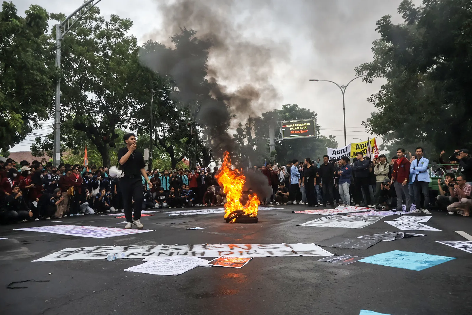 Diwarnai Bakar Ban, Aksi Demo Mahasiswa di DPRD Solo Sempat Hambat Lalu Lintas - Espos.id