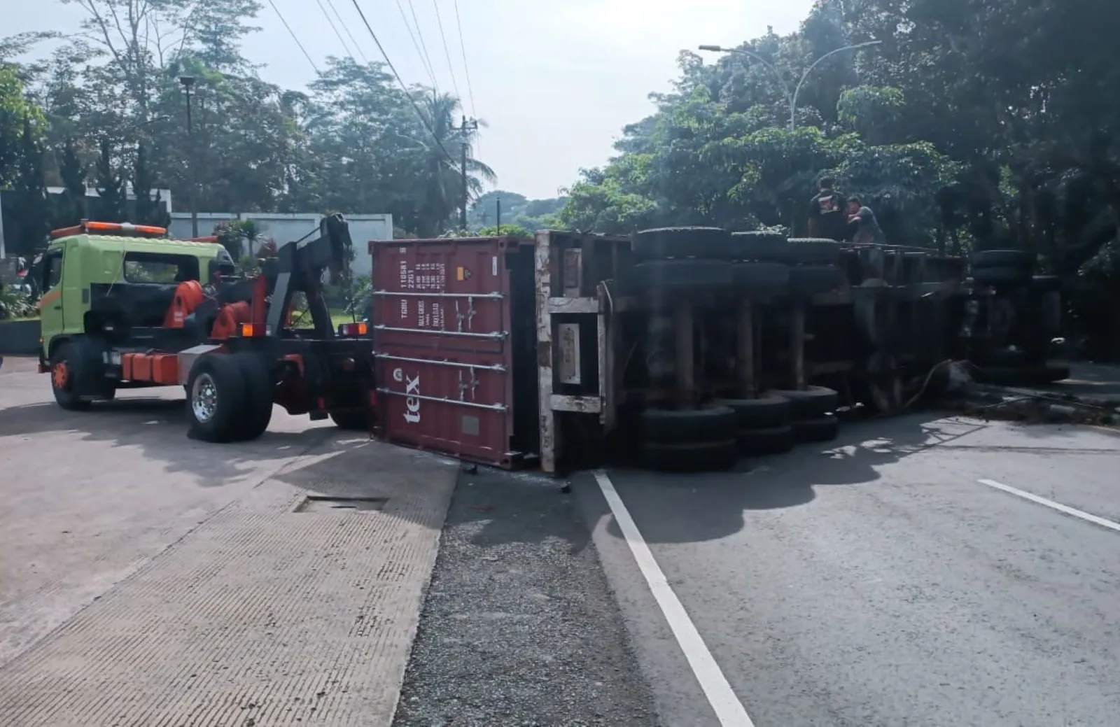 Tak Kuat Nanjak, Truk Trailer Angkut Tepung 18 Ton Terguling di JLS Salatiga - Espos.id