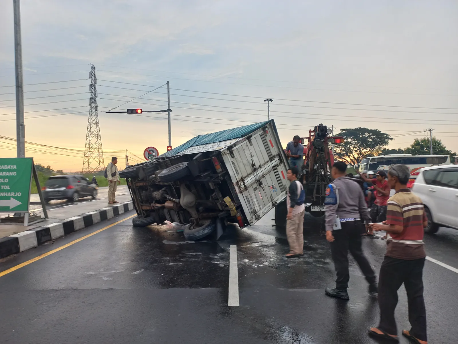 Hindari Mobil, Truk Boks Lompat Median Jalan dan Terguling di Ceper Klaten - Espos.id