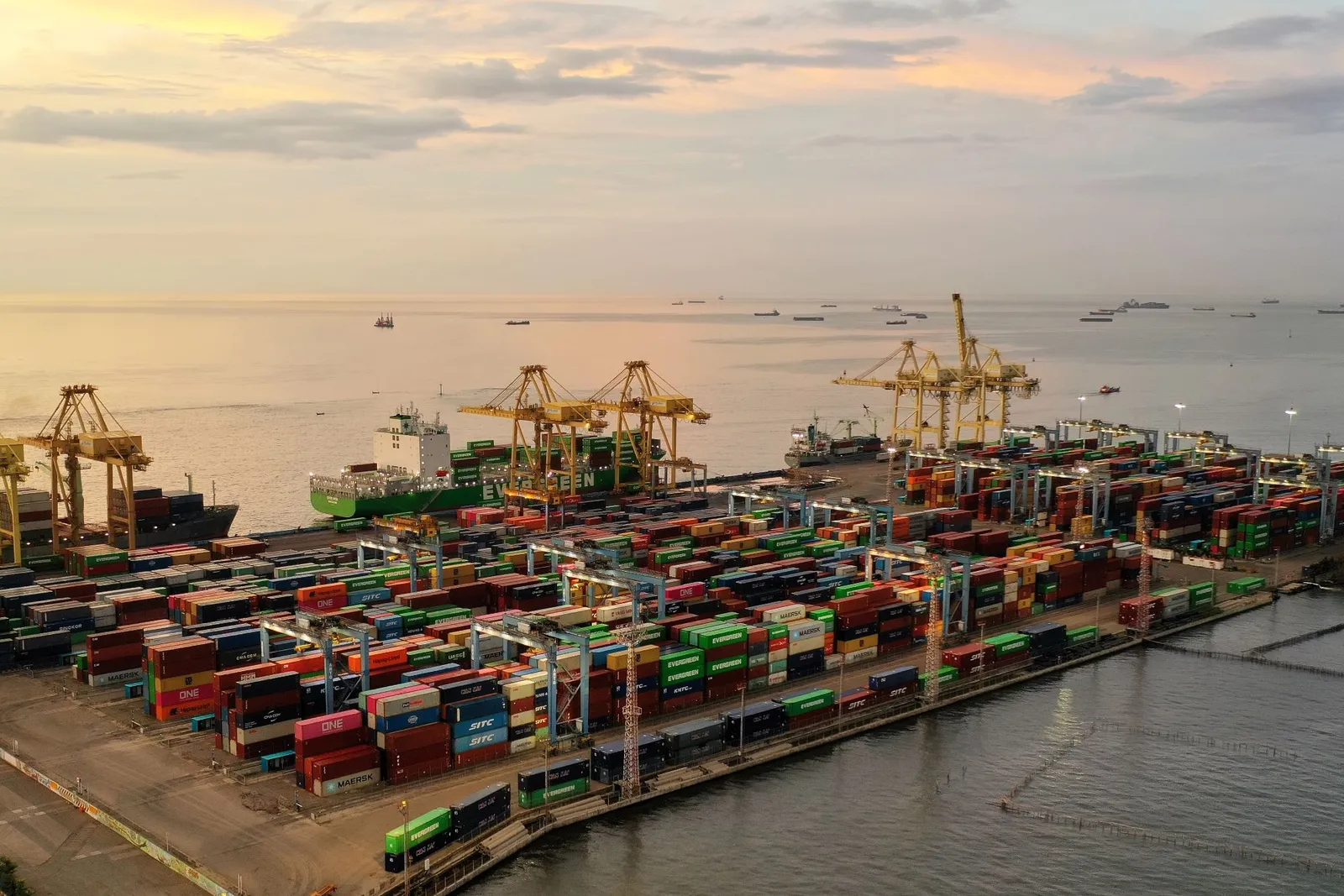 Volume Naik, Pelindo Terminal Petikemas Tambah Alat Bongkar Muat TPK Semarang - Espos.id